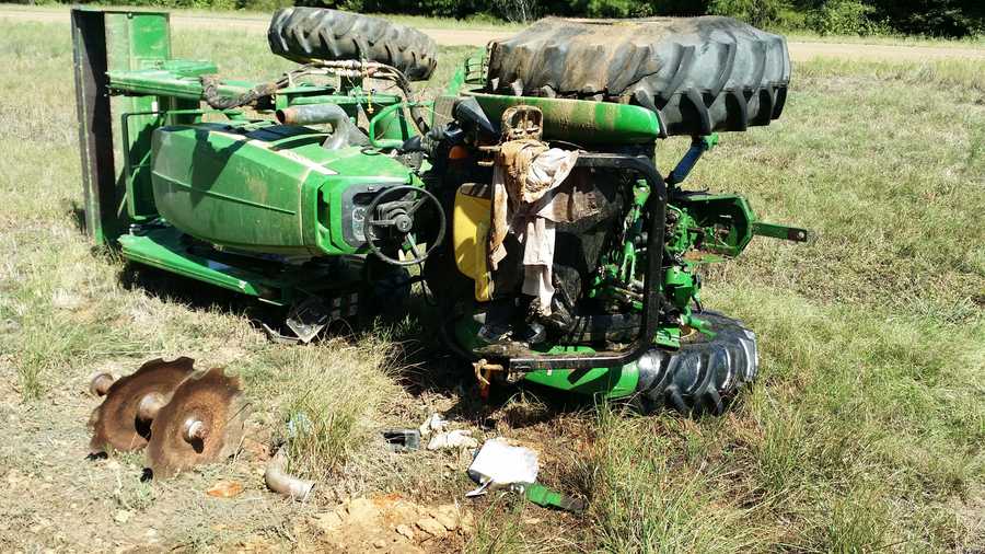 Two people injured in Leake County crash