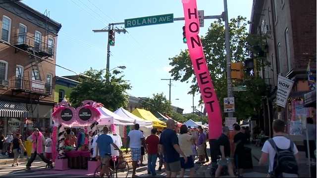 Hundreds show off beehives, boas at Honfest 2012
