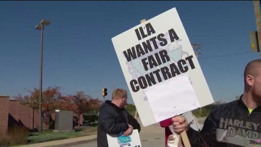 Port workers temporarily halt strike