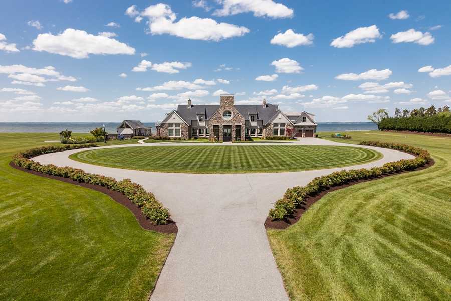 Conquest Manor up for auction Saturday