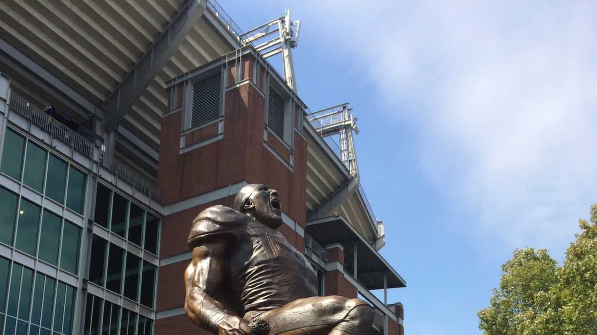 Images: Ray Lewis Statue unveiled