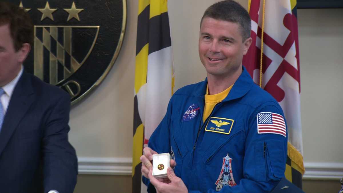 Reid Wiseman visits science center, gets 'hero' pin