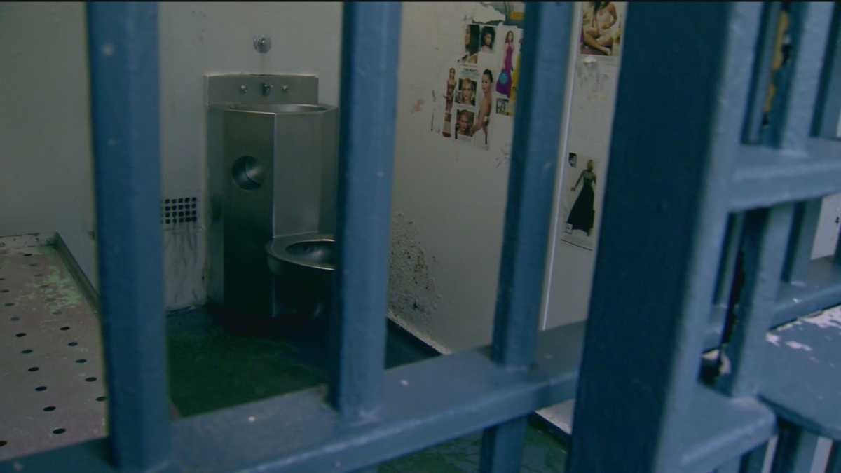 Gov. blames union for criminal personnel issues