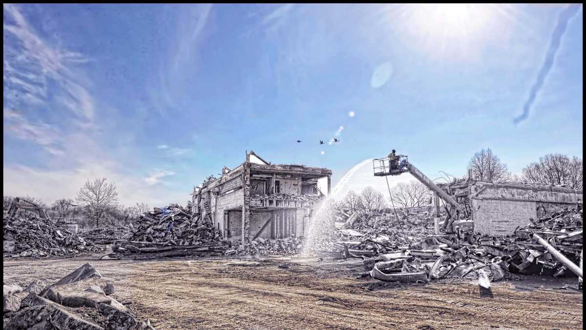 Landmark demolition: Turning ruin into art