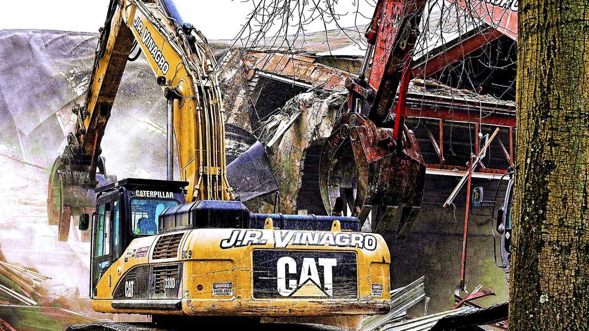 Landmark demolition: Turning ruin into art