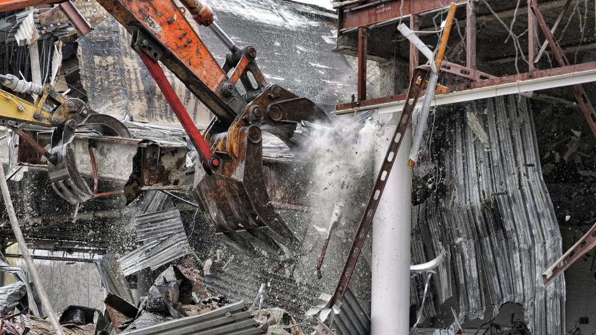 Landmark demolition: Turning ruin into art