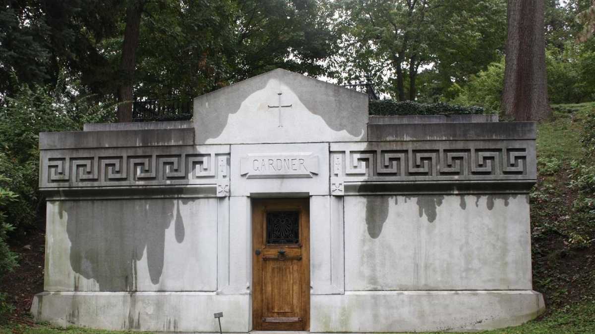 Photos: Visit Bay State's Most Famous Graves