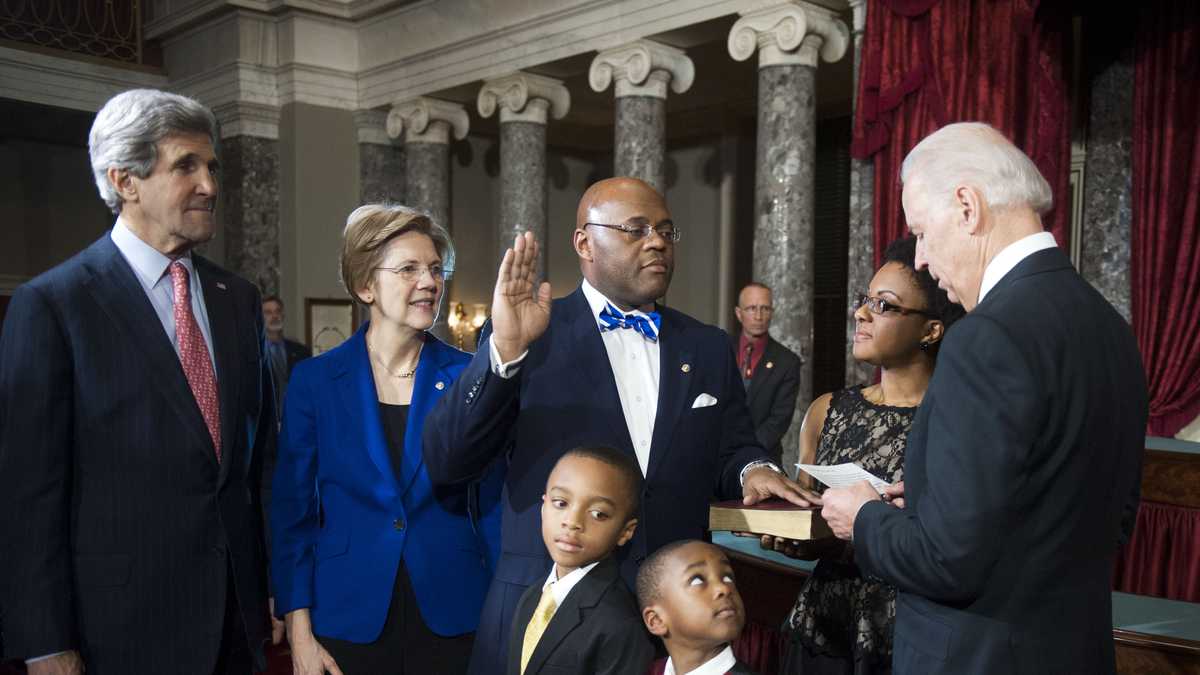'Mo' Cowan sworn in as new senator