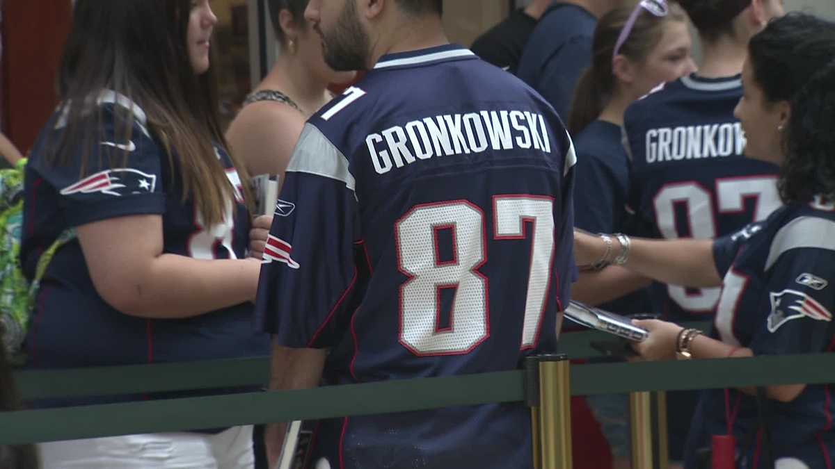Photos: Gronkowski, brothers appear for book signing