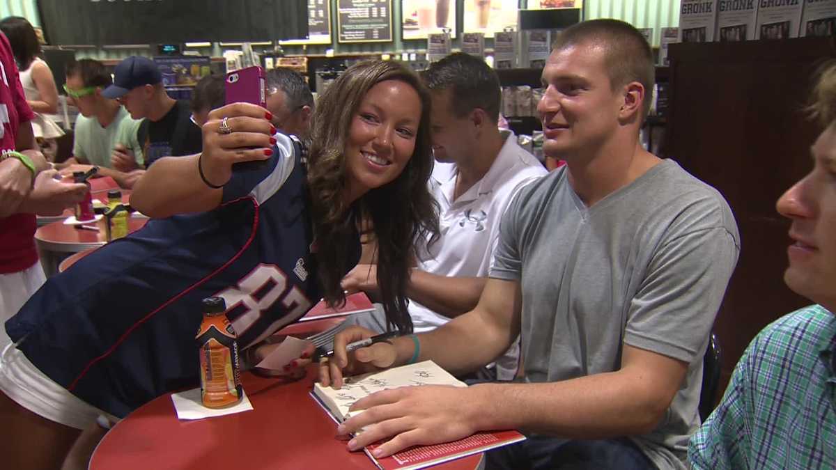 Photos: Gronkowski, brothers appear for book signing