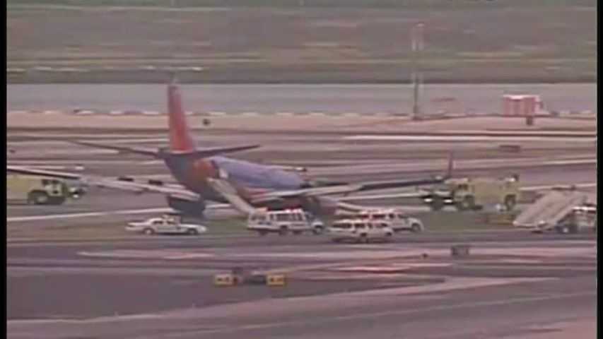 10 hurt as landing gear collapses at LaGuardia