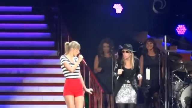 Taylor Swift sings iconic song with Carly Simon