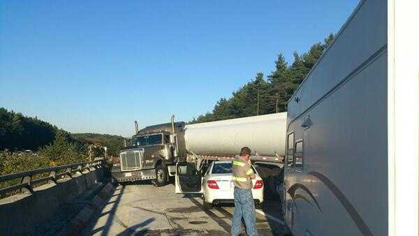 7 vehicles involved in jackknife tractor-trailer crash