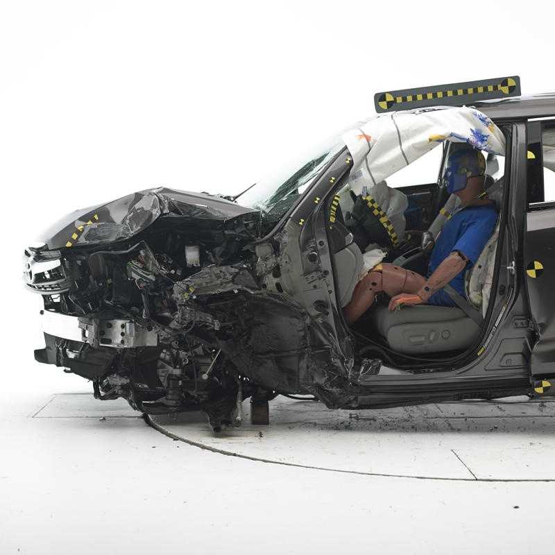 Most midsize SUVs fail government crash test
