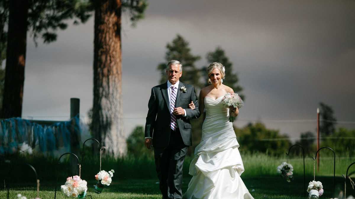 Wildfire gives couple wedding pics of lifetime
