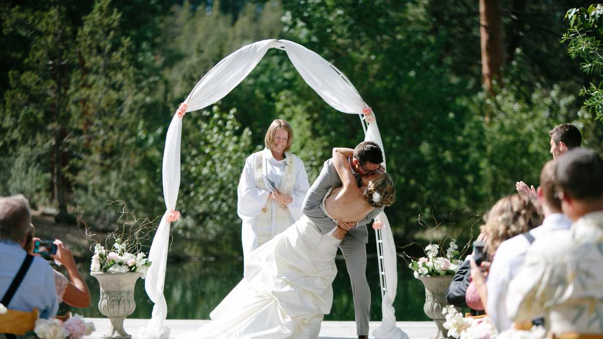 Wildfire gives couple wedding pics of lifetime
