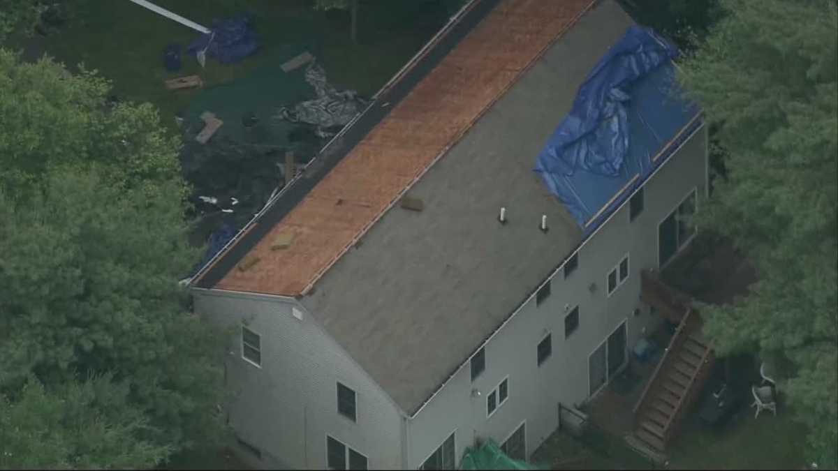 4 men hurt in roof fall