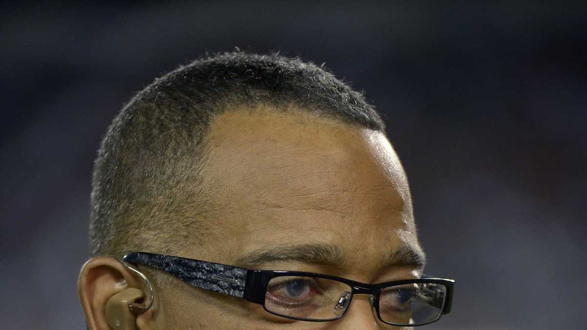 Stuart Scott, longtime ESPN anchor, dies at 49