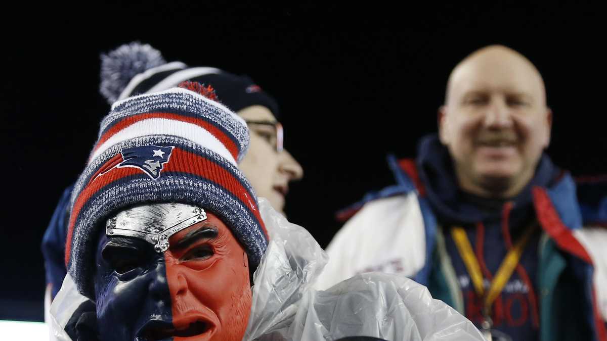 Photos: Pats fans brave rain, celebrate AFC title