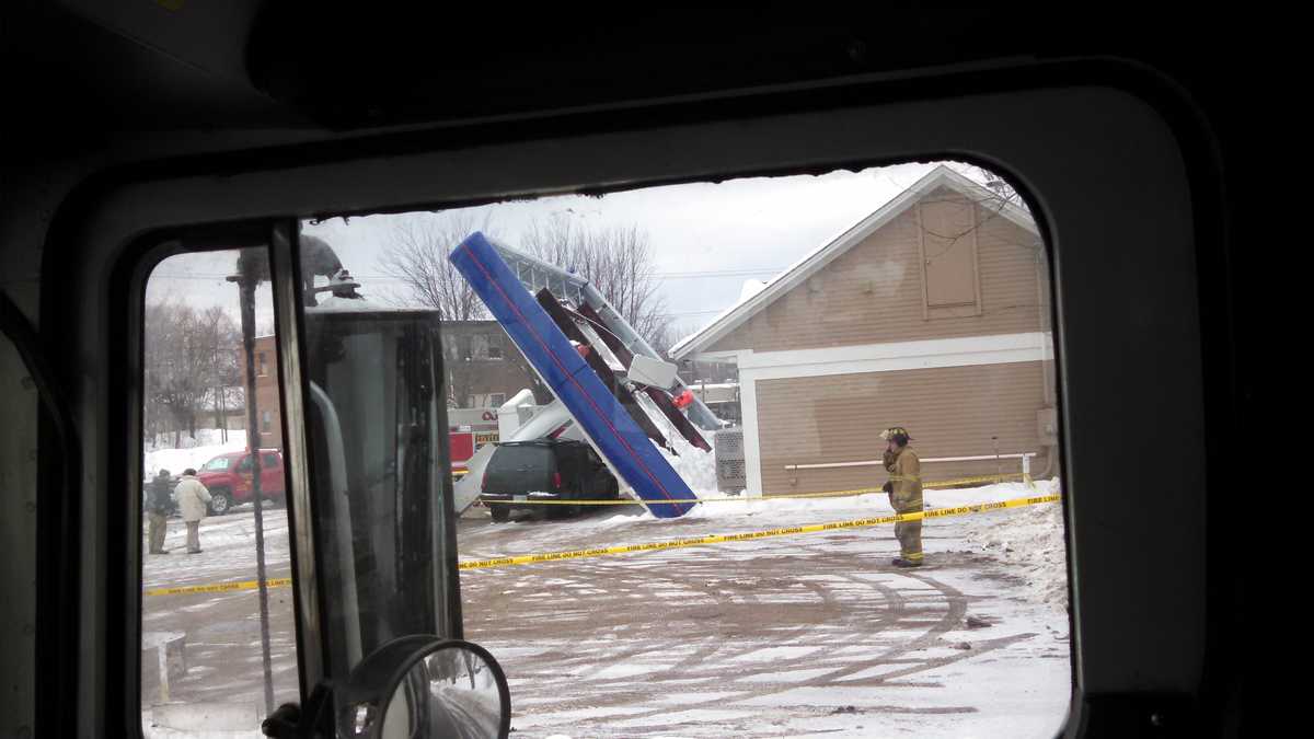 Images: Gas Station canopy collapses