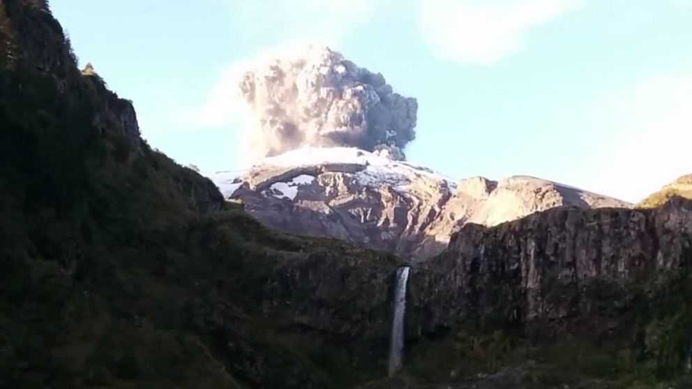 Chile volcano eruption: Hiker witnesses exact moment Calbuco erupts
