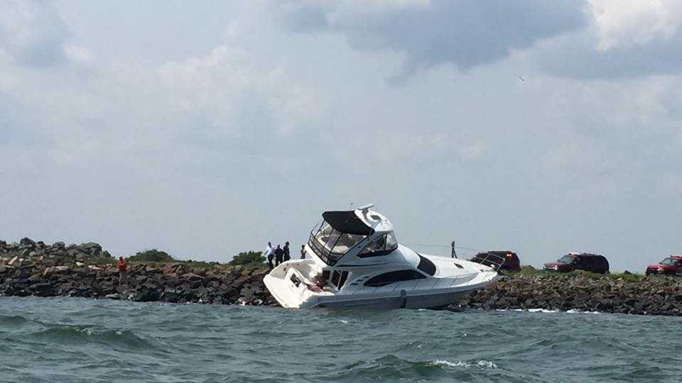 Boat crashes into rocks in Wareham Harbor