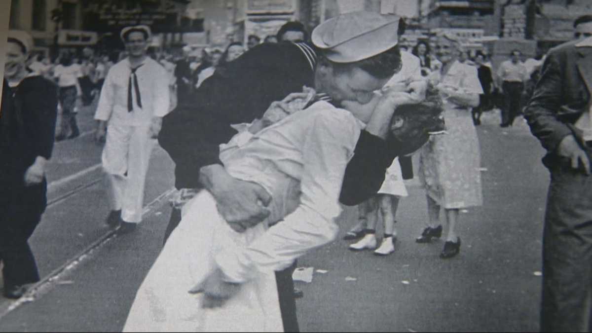 Woman in iconic WWII Times Square kiss photograph dies at 92