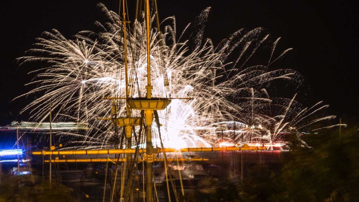 Shell exploding inside mortar tube caused barge fire, investigators say