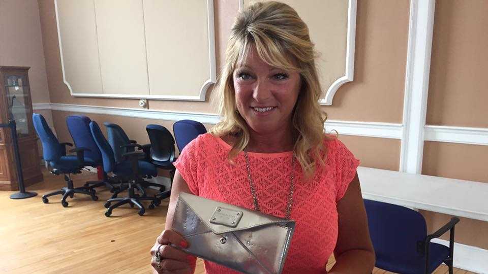 3 girls find, return wallet with $1,000 cash