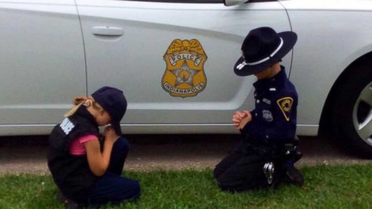 Photo captures officer's children praying for his safety