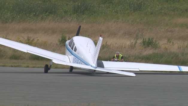 Small plane without wheel makes difficult landing in Beverly