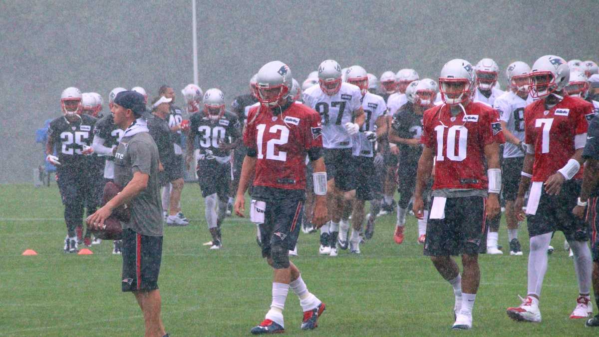 Fans sit in pouring rain to cheer on Brady, Patriots