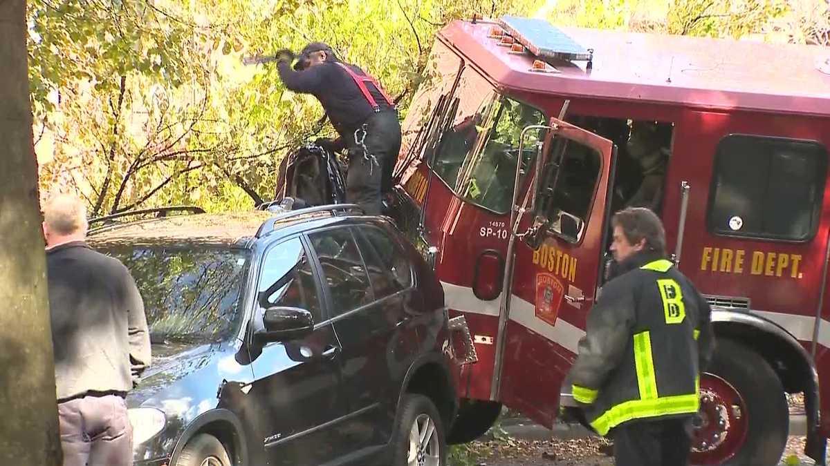 Boston fire engine smashes cars in Back Bay crash