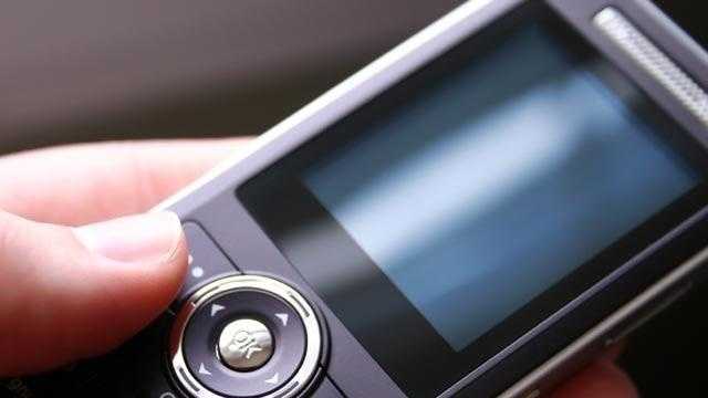 Mugging victim says phone in pocket saved her