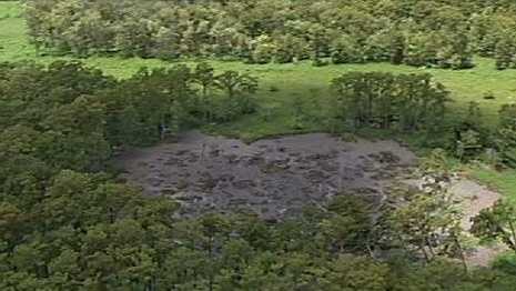 Levee around 26-acre sinkhole cracking again