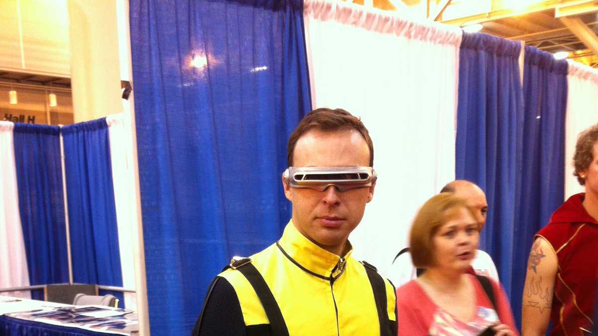 2012 Comic Con: Superheroes, zombies and comics; Images from Wizard ...
