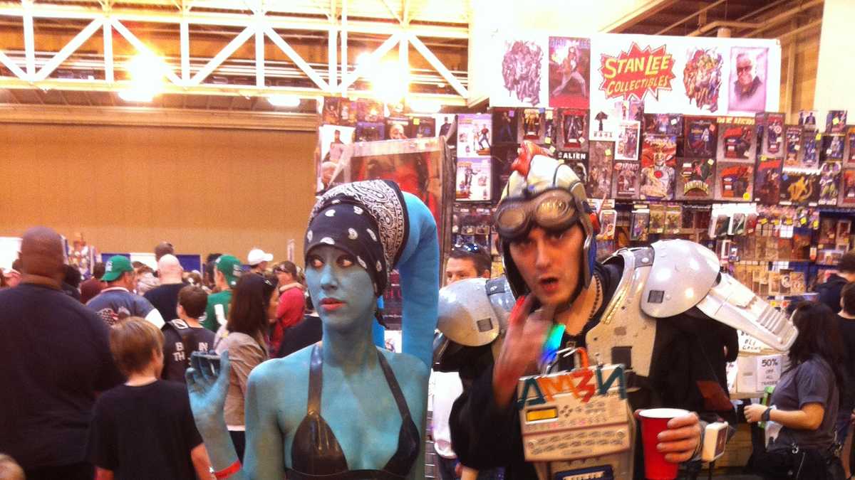 2012 Comic Con: Superheroes, zombies and comics; Images from Wizard ...