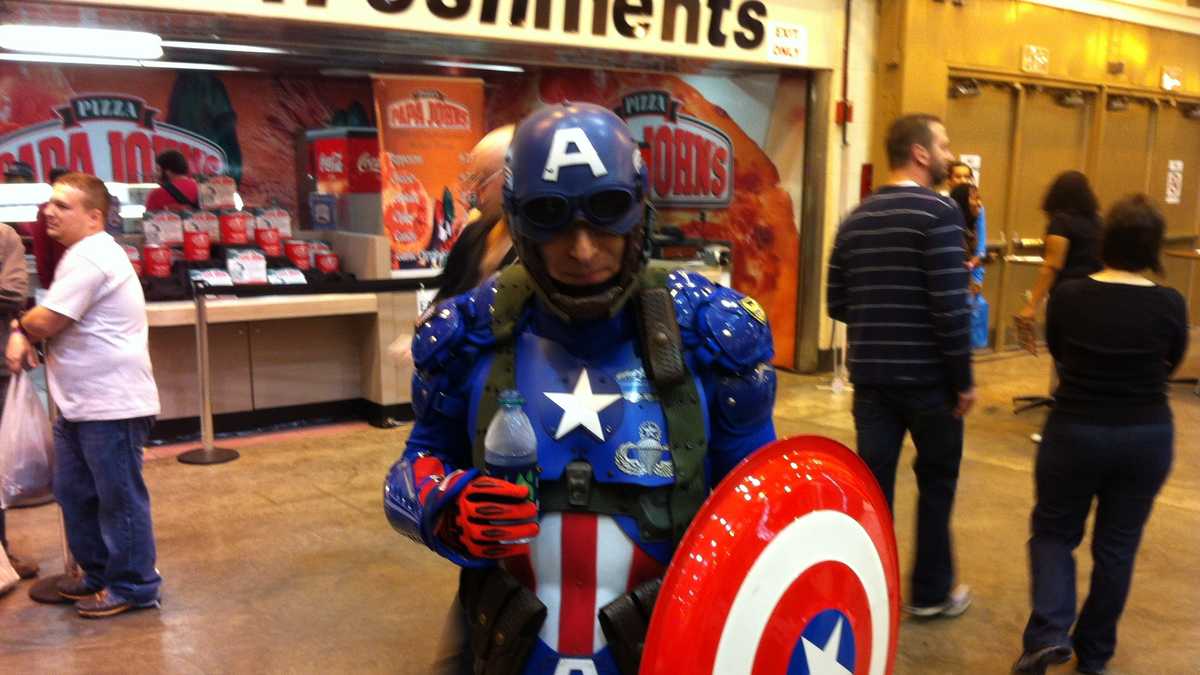 2012 Comic Con: Superheroes, zombies and comics; Images from Wizard ...