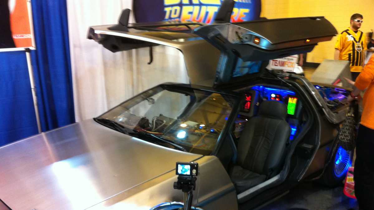 2012 Comic Con: Superheroes, zombies and comics; Images from Wizard ...