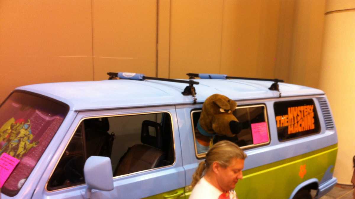 2012 Comic Con: Superheroes, zombies and comics; Images from Wizard ...