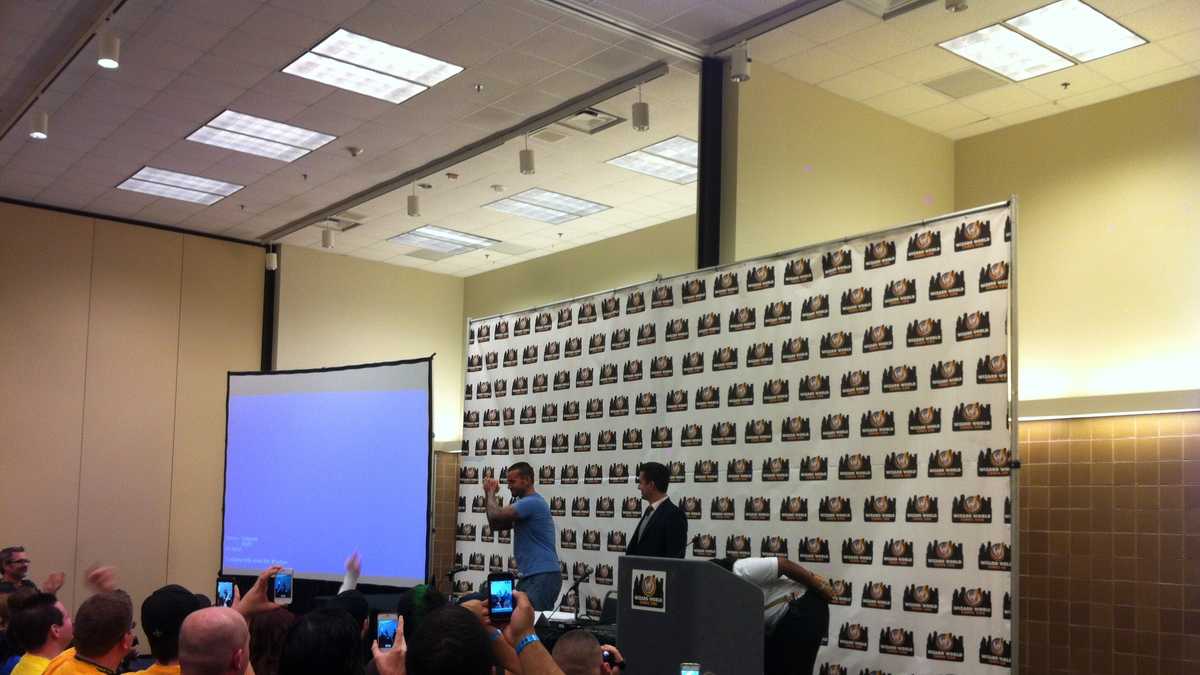 2012 Comic Con: Superheroes, zombies and comics; Images from Wizard ...