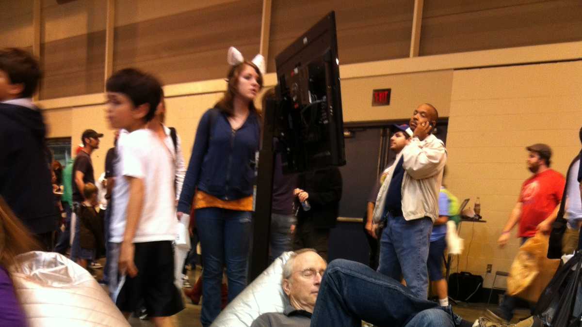2012 Comic Con: Superheroes, zombies and comics; Images from Wizard ...