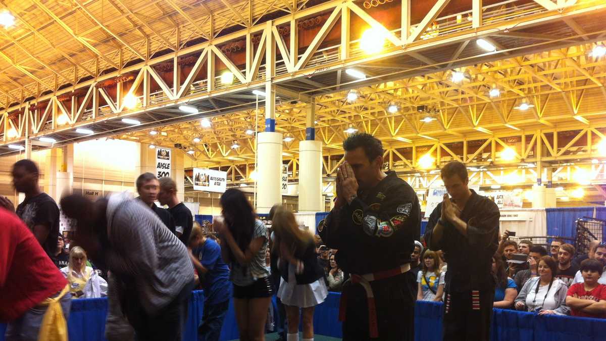 2012 Comic Con: Superheroes, zombies and comics; Images from Wizard ...
