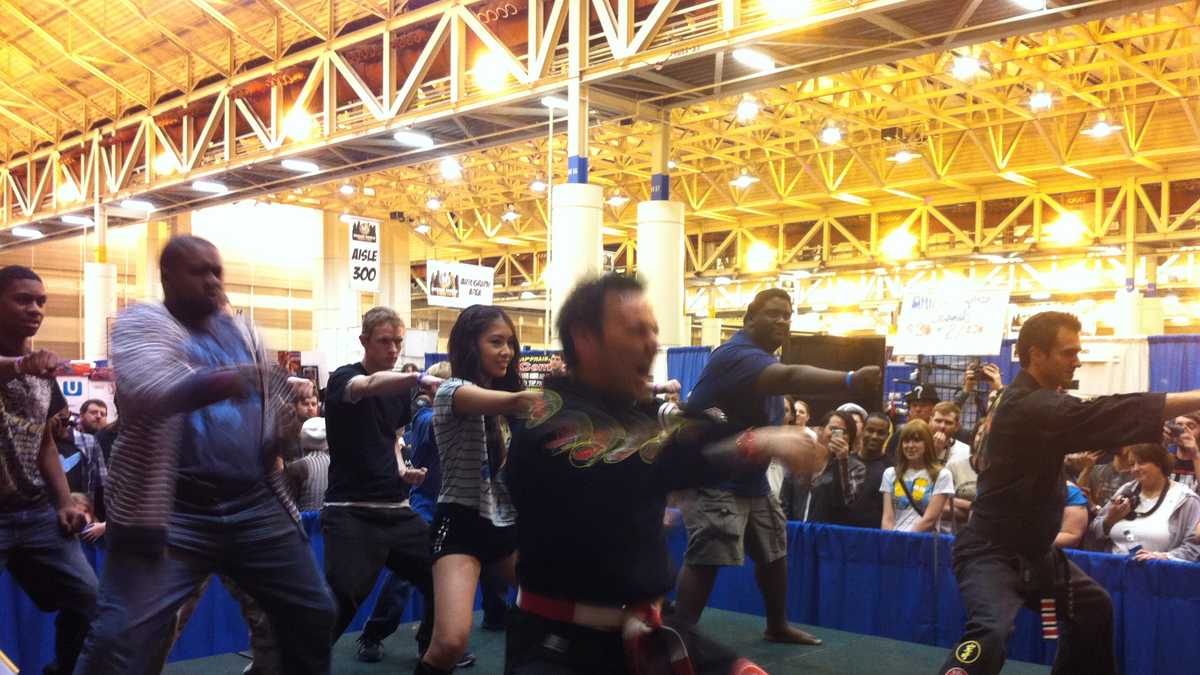 2012 Comic Con: Superheroes, zombies and comics; Images from Wizard ...