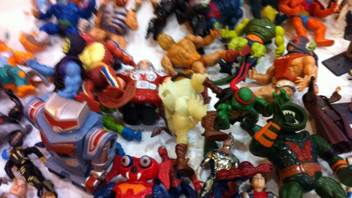 2012 Comic Con: Superheroes, zombies and comics; Images from Wizard ...