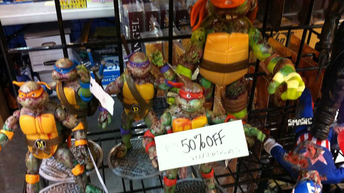 2012 Comic Con: Superheroes, zombies and comics; Images from Wizard ...