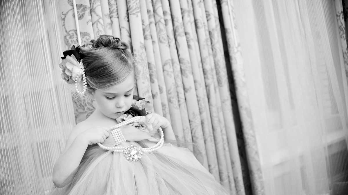 WDSU's Randi Rousseau ties the knot 1920's style