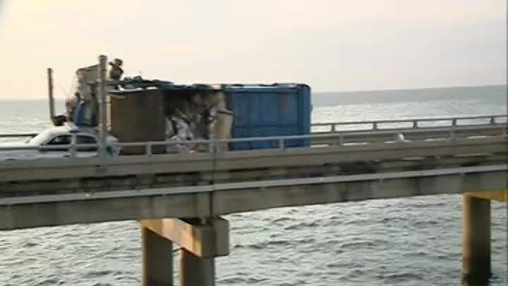 1 rescued, 1 body recovered after crash shuts down south lanes of Causeway