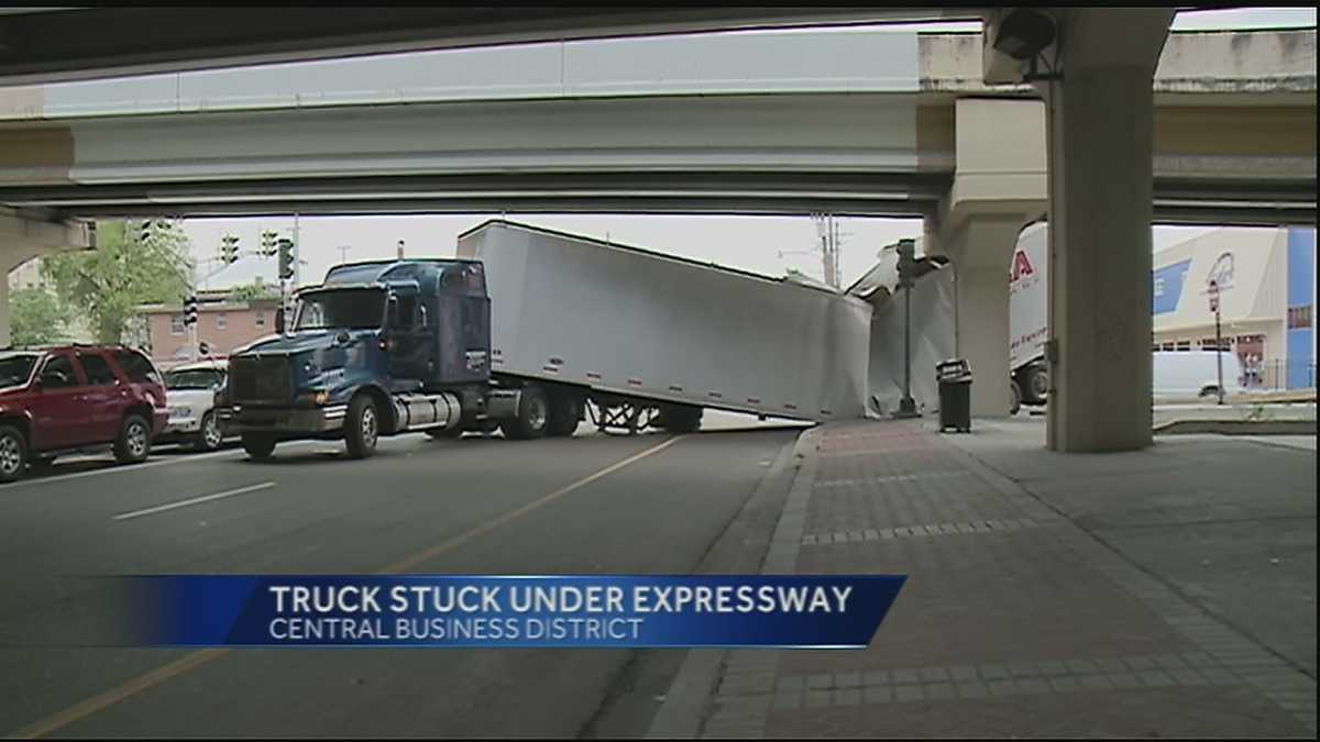 Driver cited after 18-wheeler crashes into Pontchartrain Expressway