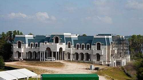 Images: Siegel builds largest family home in America